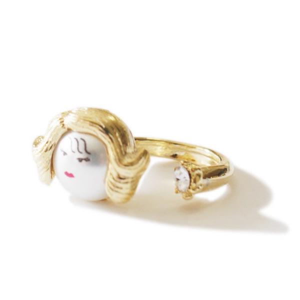 パールのお顔に８０’Sな髪型のおすましガールリング。意地悪顔とこんもりヘアスタイルがとても面白くて可愛いお勧めリングです。フォーマルな場所にもつけて行ける、美しくて綺麗な作りです。かわいいオリジナルジュエリーボックスに入れてお届けです。プラ...