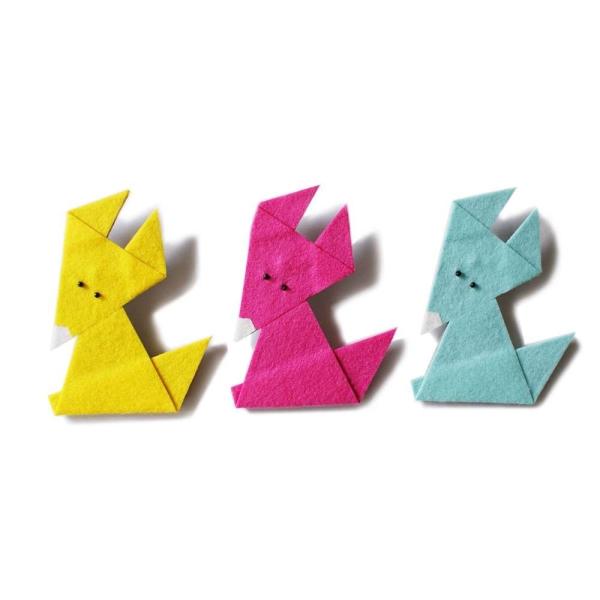 折り紙のキツネのモチーフのブローチです。フェルトを折って張り合わせて折り紙らしさを再現しました。軽やかに仕上がっているので、薄手の洋服やTシャツにも気負いなくつけられます。こちらにはジュエリーボックスはつきません。台紙につけてお届けいたしま...