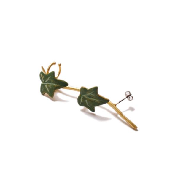 耳の端にひっかけて、下の部分のピアス(イヤリング)金具で固定する耳飾りです。初めにピアス(イヤリング)を付けてから、上のフックを耳の端に装着すると着けやすいです。フックはゆっくりと広げ、ご自身の耳の厚みに合わせて装着できます。メタルキャスト...