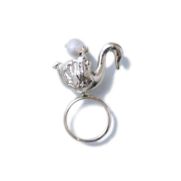 アンティークの白鳥の陶器をモチーフに、小さな白鳥と 水晶、淡水パール、珊瑚を背中に乗せた美しいリングです。コロコロと白鳥の背中で揺れます。かわいいオリジナルジュエリーボックスに入れてお届けです。メタルキャストフリーサイズ