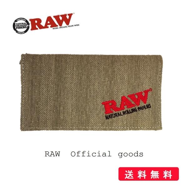 巻きたばこで有名のRAWのヘンプ素材（ 麻 ）のポーチです。シャグはもちろん、ペーパーやチップなど お好みのRAWアイテムがピッタリ収納できます。ゴムバンドタイプなので開け閉めもラクラク。※タバコ葉の収納に保湿等を考慮した素材を使用していま...