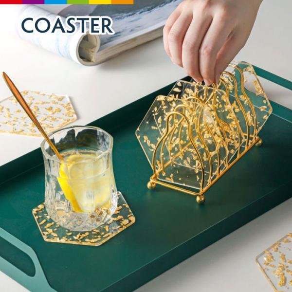 クリアな中にゴールドのデザインを散りばめた六角形コースターです。アクリル素材で厚みがあるので耐久性に優れています。おうち時間に、またプチギフトとしても最適です。【注意事項】■商品のお色は撮影時の環境、ディスプレイの発色などにより実物と多少の...