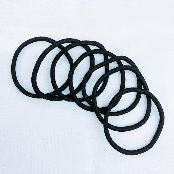 1つは持っていたいベーシックな黒ゴムのセットです。