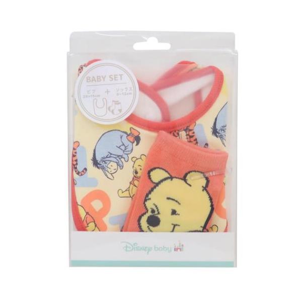 「ベビービブ：キャラクター」 くまのプーさん ベビーセット ビブ＆ソックス ディズニー ベビー用品 キャラクター アルファベット プレゼントにも最適なビブと赤ちゃん用ソックスセット 大人気ディズニーキャラクターのベビーグッズシリーズこちらは...