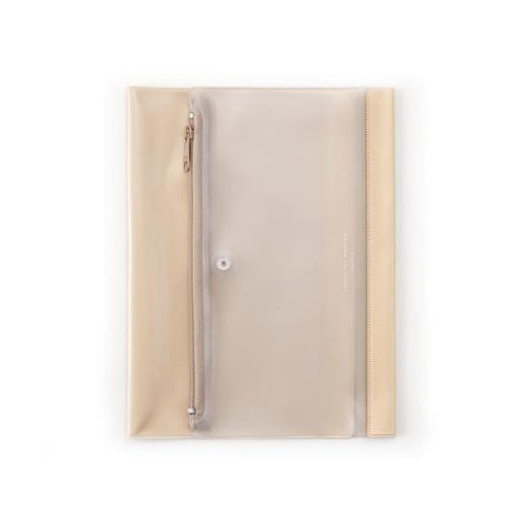 ダイゴー 手帳カバー IS.カバーPVC A5 RBG ベージュ  機能性とデザイン性を兼ね備えた便利なアイテムです。<br>お気に入りの文具や大切な書類を一緒に持ち運ぶことができ、日常の様々なシーンで活躍します。<br&...