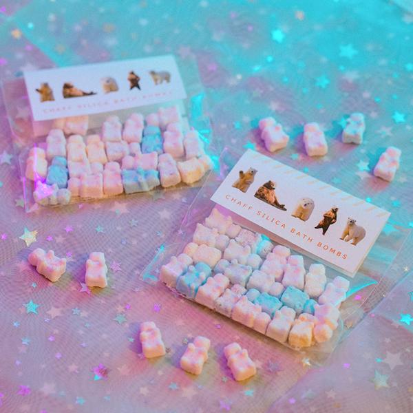 カフシリカミニバスボム【くま】くまの形をした小さなバスボムの詰め合わせです。お肌も地球も大事に思って作ったバスボムです。材料は全て食用のものを使用しているため小さなお子様も安心してご利用いただけます。3種類のアロマの香りと、乳幼児でも安心し...