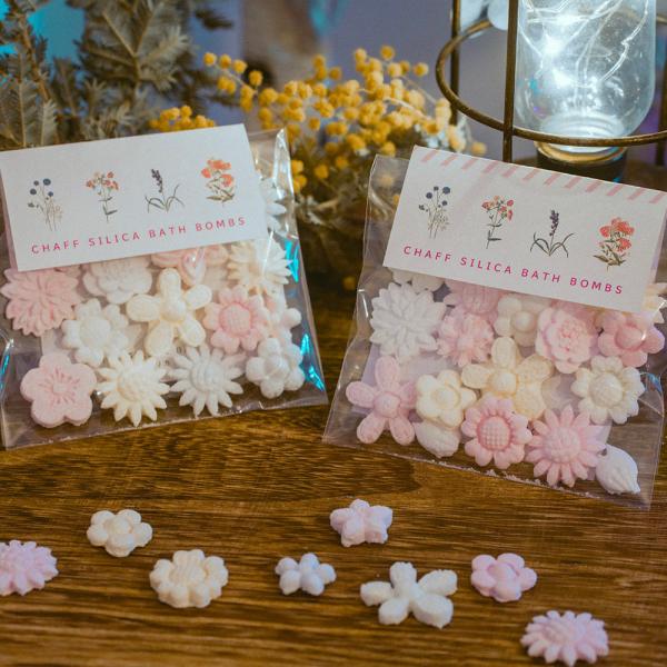 カフシリカミニバスボム【花】いろいろなお花の形をした小さなバスボムの詰め合わせです。お肌も地球も大事に思って作ったバスボムです。材料は全て食用のものを使用しているため小さなお子様も安心してご利用いただけます。3種類のアロマの香りと、乳幼児で...