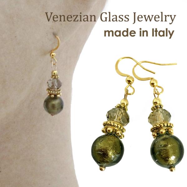 合わせやすいサイズのラウンド型のベネチアングラスのドロップピアス。カラーは、深みのあるオリーブ。メタルパーツとのコントラストがとても綺麗です。中の箔は２４KTを使用しています。イタリア直輸入のベネチアンアクセサリーです。レディースピアス　ベ...