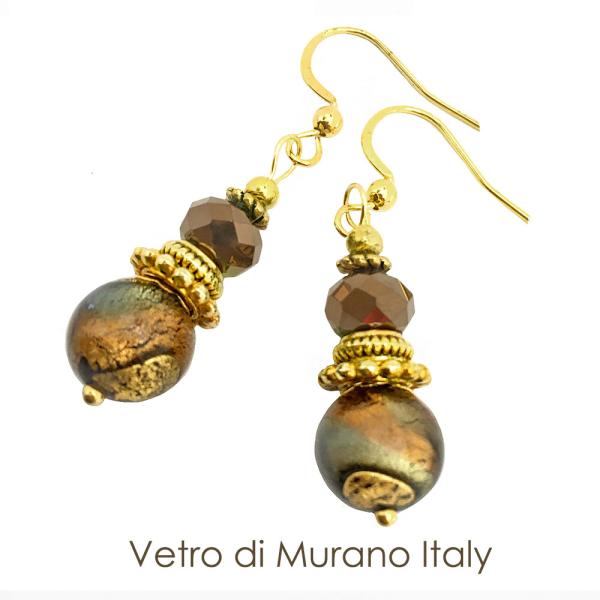 オリーブやブラウン系が砂金のように混じったセピアカラーのベンチアングラスのピアス。ゴールドカラーが引き立ち、ベネチアらしさがエッセンシャルまとまった印象のピアスです。レディースピアス　イタリア製ベネチアングラス　ドロップピアス　24ktゴー...