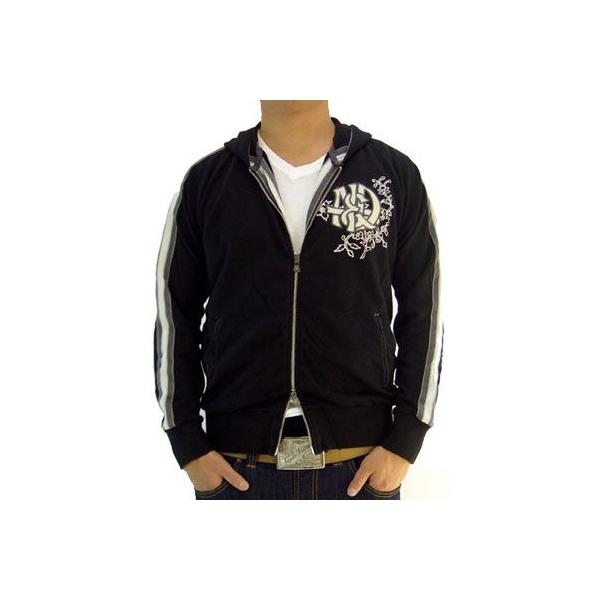 【アイテム紹介】サラッと羽織れてこれからのシーズンに活躍するスウェットZIPアップフーディージャケット。肩から袖まで続くラインが全体のバランスを整える役割を果たしてくれてます。また、胸のワッペンが クールな印象を演出しています。本物を知る大...