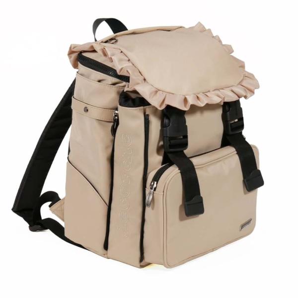 decorate デコレート“デコレート”のvolant(ヴォラン)フラップの縁にあしらった大きなフリルが目を引くモデル［volant］。外側ポケットに装着したブランドネームのプレートはメタル製で、ちょっぴりリッチな演出も。メインコンパート...