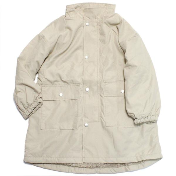 FOV フォブ“フォブ”のナイロンコートお尻まですっぽり隠れる丈感のアウター。撥水性のあるナイロン素材を採用し、裏地にはボアを張り合わせ暖かさのある仕上がりに。フロントはジップ＆スナップのダブル仕様で防寒性もバッチリ。バックのネームタグがデ...