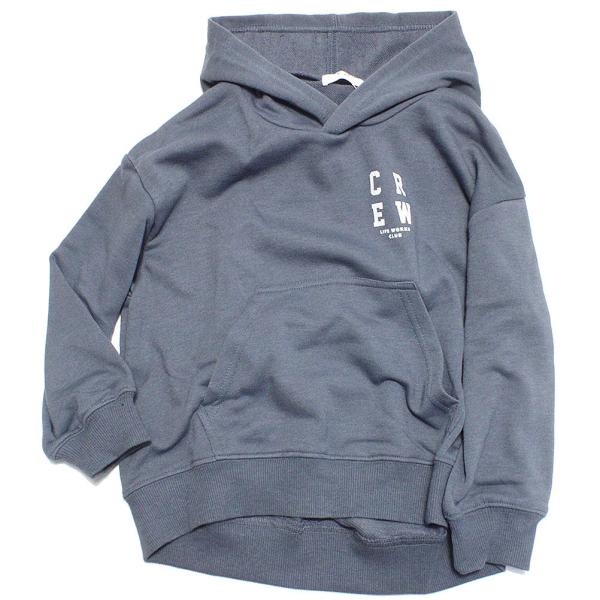FOV フォブ“フォブ”のCREW フーディ前後で大きさの異なるプリントを配置したアイテム。着心地柔らかな裏毛素材を採用した1着。ドロップショルダーデザインが印象的。フロントにはカンガルーポケット付き。※素材の特性上、小さな糸の飛び込みやス...