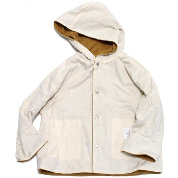 FOV フォブ“フォブ”のリバーシブルフードコート1枚で2役こなすお得なリバーシブルのコート。表はナイロン地、裏はフリース地で軽やかな着心地。どちらにもポケット付き。フロントはお子様でも開閉しやすいスナップ仕様。その日の気分で雰囲気を変えら...