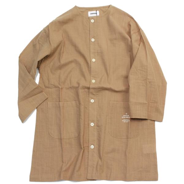 GENERATOR ジェネレーター“ジェネレーター”のノーカラーガウンシャツ柔らかな風合いのコットンシャツ。シンプルなデザインで着回しの効くアイテム。フロントにはポケットを配置。少し肌寒い時のアウターとしても◎MODEL: カーキ(KH)　...