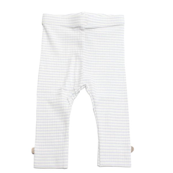 1＋in the family ワンモア イン ザ ファミリー“ワンモア イン ザ ファミリー”のAIDA ボーダーレギンスパンツ滑らかな肌あたりで、赤ちゃんの肌にも優しいレギンスパンツ。柔らかい雰囲気のボーダー地に、裾の木製ボタンがポイン...