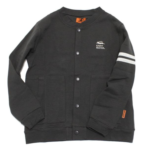 KRIFF MAYER クリフメイヤー“クリフメイヤー”のチェルシーJK毎年人気のチェルシーＪＫ。今年は裏毛よりもライトな素材でロングシーズン重宝します。フロントにロゴを刺繍したシンプルなデザイン。プレッピーな袖のラインがアクセント。フロン...