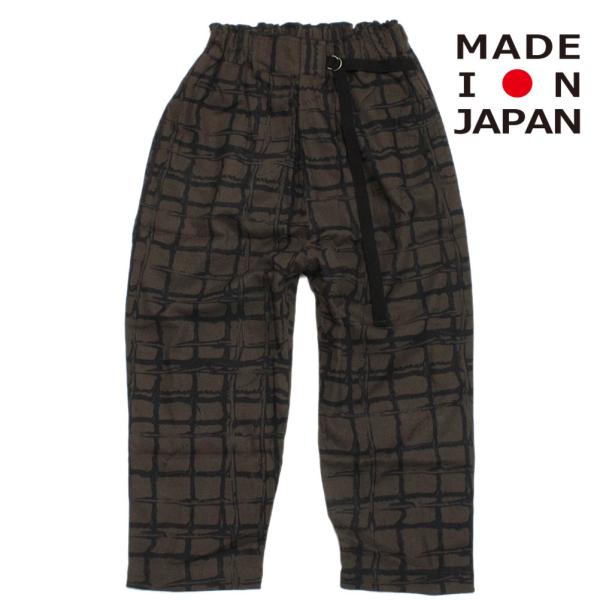 michirico ミチリコ“ミチリコ”のChocolate check パンツパンツのシルエットは22AWのワンショルダーパンツのシルエットを引き継いだもの。チョコレートで線を描いたオリジナルのテキスタイルが、コーディネートの主役に。シー...