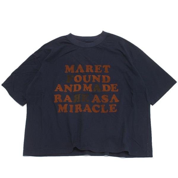 MARET マレ“マレ”のヴィンテージフロッキーTフロッキープリントが目を惹く半袖Tシャツ。バックは無地でコーデに取り入れやすいシンプルなデザイン。ヴィンテージ加工を施したプリントがポイント。チェーンステッチが印象的。着心地柔らかなコットン...