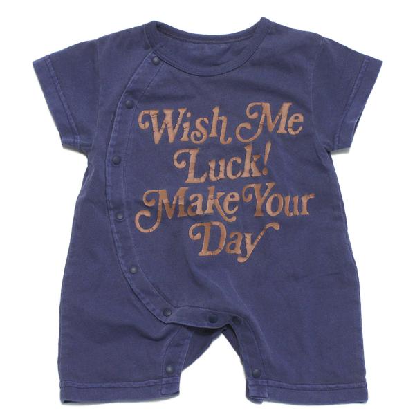 make your day メイクユアデイ“メイクユアデイ”のVロゴマエアキロンパースひび割れ感が特徴のクラックプリントと、製品染による味のあるカラーがヴィンテージライクなロンパース。フロントと股下はスナップ開きでお着替えも簡単です。1枚で...