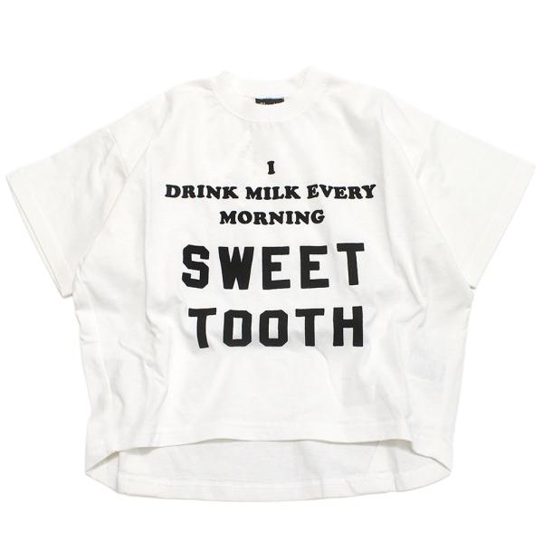 NEEDLE WORKS ニードルワークス“ニードルワークス”のSWEET TOOTH変形Tシャツ裾にタックを入れたシルエットが特徴的なTシャツ。ゆとりがありながらすっきり見えるシルエット◎プリントはフェルトのような肌触りのフロッキープリン...