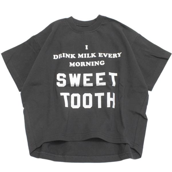 NEEDLE WORKS ニードルワークス“ニードルワークス”のSWEET TOOTH変形Tシャツ裾にタックを入れたシルエットが特徴的なTシャツ。ゆとりがありながらすっきり見えるシルエット◎プリントはフェルトのような肌触りのフロッキープリン...