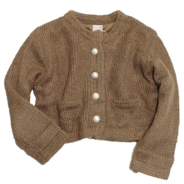 petit main プティマイン“プティマイン”のニットジャケットご家庭で洗濯可能なシンプルなカーディガン。短めの丈感が今どきな着こなしに。裏地が付いているので、風を通しにくく保温性も◎両サイドには小さなポケットでデザインをプラス。シンプ...