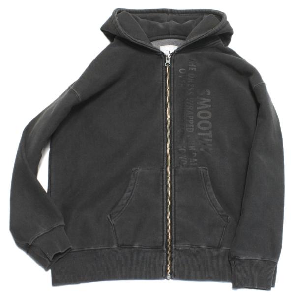 SMOOTHY スムージー“スムージー”のピグメントジップパーカー裏起毛素材を使用したジップアップパーカー。ゆったりとした着用感のビッグシルエット。製品顔料染を施し、ヴィンテージのような風合いを表現。背面のフォトプリントがユニーク◎羽織りも...