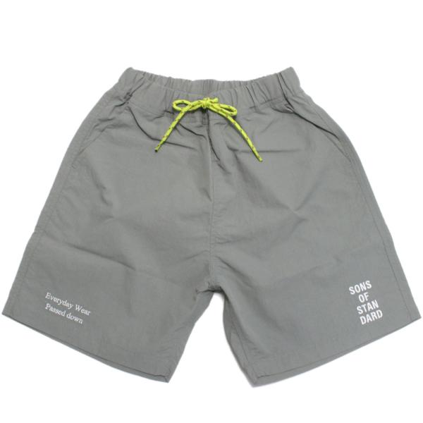 Sons of standard サンズオブスタンダード“サンズオブスタンダード”のスプラッシュショーツ軽やかな穿き心地のナイロンパンツ。シンプルな着回しやすいデザイン。ウエストは総ゴム仕様でお着替えもスムーズ。デイリー使いにはもちろんアウ...