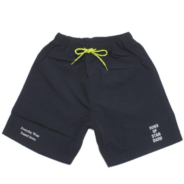 Sons of standard サンズオブスタンダード“サンズオブスタンダード”のスプラッシュショーツ軽やかな穿き心地のナイロンパンツ。シンプルな着回しやすいデザイン。ウエストは総ゴム仕様でお着替えもスムーズ。デイリー使いにはもちろんアウ...