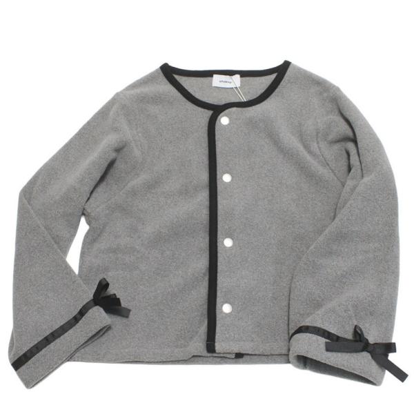 undeny. アンディニー“アンディニー”のフリースリボンカーディガン軽く羽織れるフリースのカーディガン。やや短めの丈感で、アウターとしてもトップスとしても◎袖口のリボンがガーリーさを演出するポイント。ボタンは着脱しやすいスナップボタンに...