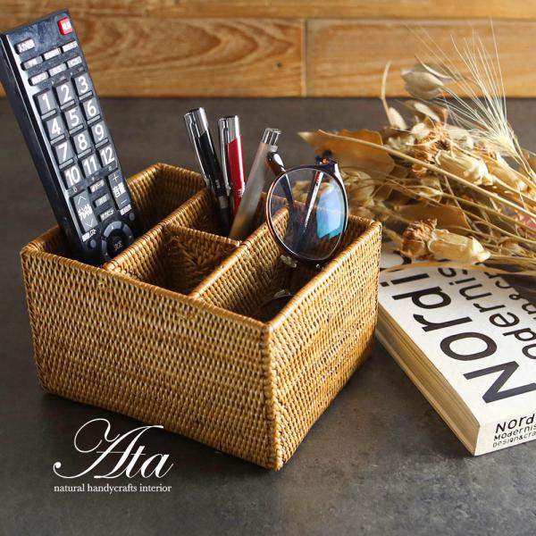 多目的に使えるこちらは、リモコンラックになります。アタ製でしっかりと編まれているので、丈夫で長持ち。また、仕切りが付いているので、その他の文具も一緒に収納できる大容量です。ペンスタンドとしても、カトラリーケースとしてもとてもおすすめ。自宅の...
