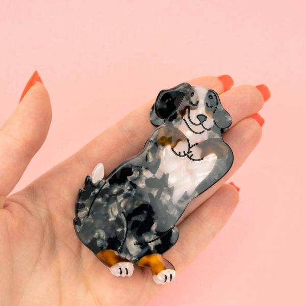 バーニーズマウンテンドッグモチーフのヘアクリップ。様々なアセテートを組み合わせて作られており、商品ごとに色味が異なる場合がございます。クリップ部分の噛み合わせにおいて多少の引っ掛かりがある場合がございます。サイズ: 約5cm × 8cm（多...