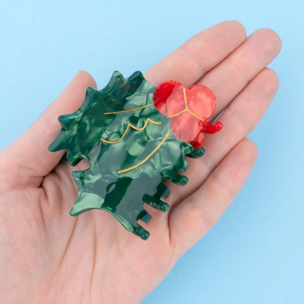 柊（ヒイラギ）モチーフのヘアクリップ。様々なアセテートを使用しており、商品ごとに色味が異なる場合がございます。クリップ部分の噛み合わせにおいて多少の引っ掛かりがある場合がございます。サイズ: 約5cm × 6.3cm（多少の誤差がある場合が...