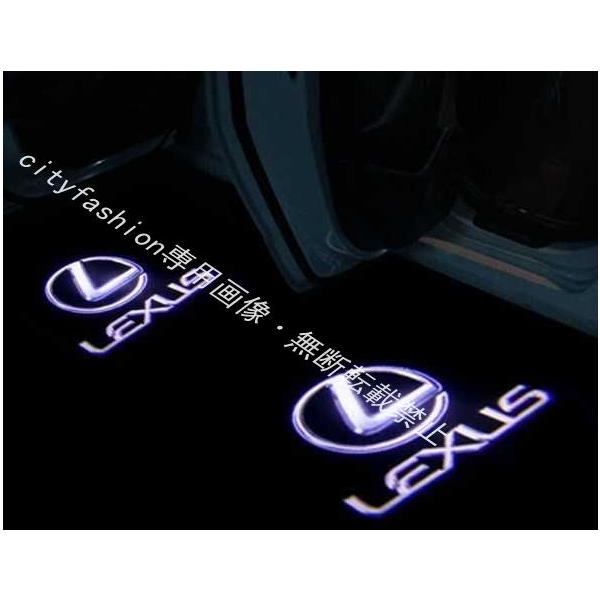 商品説明商品詳細ロゴ プロジェクター ドア レーザー LED ライトドアを開けた時、ドア下にロゴ（エンブレム）が鮮やかに点灯純正のカーテシランプをはずして交換するだけなので、 大切な車に穴を開けたり、面倒な配線加工などは一切不要です。 お車...