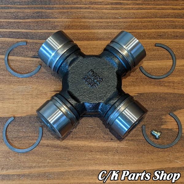 MOOGのユニバーサルジョイント（Uジョイント、スパイダー）です。通常よりも高耐久なグレードでメンテナンスに便利なグリスニップルが付いています。ロックリング：インサイドベアリングキャップ外径A/B：28.6mm/28.6mm全長A/B：93...