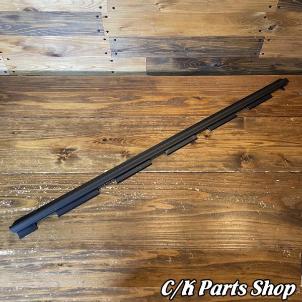 社外メーカーの水切りモール（アウター）です。フロント右、助手席用です。【代表適合車種】88-98年 C1500 K1500 C2500 K2500 C3500 K350092-99年 サバーバン ブレイザー タホ ユーコン99-00年 エス...