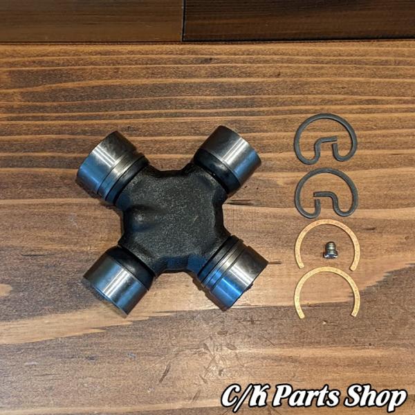 MOOGのユニバーサルジョイント（Uジョイント、スパイダー）です。通常よりも高耐久なグレードでメンテナンスに便利なグリスニップルが付いています。ロックリングA/B：アウトサイド/インサイドベアリングキャップ外径A/B：27mm/28.6mm...