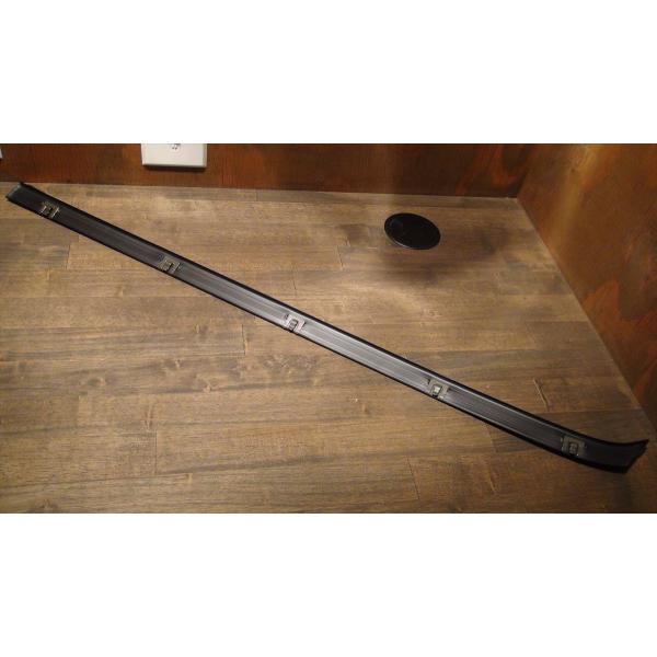 社外メーカーの水切りモール（アウター）です。フロント左、運転席用です。【代表適合車種】73-87年 C10 K10 C20 K20 C30 K3073-91年 K5ブレイザー サバーバン★記載の車種でもお車の仕様によって適合しない場合があり...