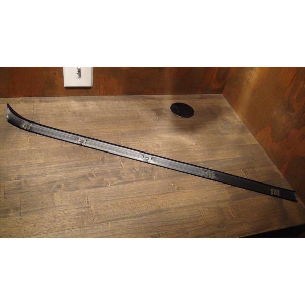 社外メーカーの水切りモール（アウター）です。フロント右、助手席用です。【代表適合車種】73-87年 C10 K10 C20 K20 C30 K3073-91年 K5ブレイザー サバーバン★記載の車種でもお車の仕様によって適合しない場合があり...