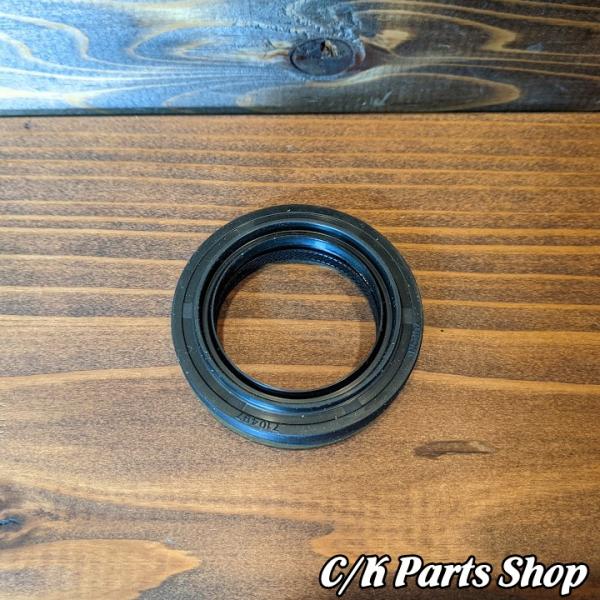 TIMKENのフロントデフアクスルシャフトオイルシールです。純正同等かそれ以上の品質の商品です。入荷ロットによってはACDelcoのパッケージになる場合があります。パッケージブランドはお選びいただけませんのでご了承下さい。フロントデフの脇、...