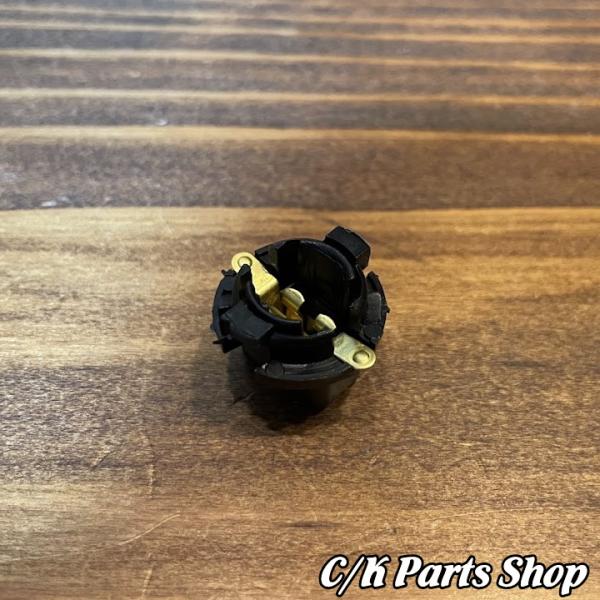 社外メーカーのメーター球ソケットです。5/8インチホール（Φ15.9mmの穴）に適合するタイプです。60-72年 C10 K10 C20 K20 C30 K3060-72年 K5ブレイザー サバーバンその他、多くのアメ車、国産旧車などに使わ...