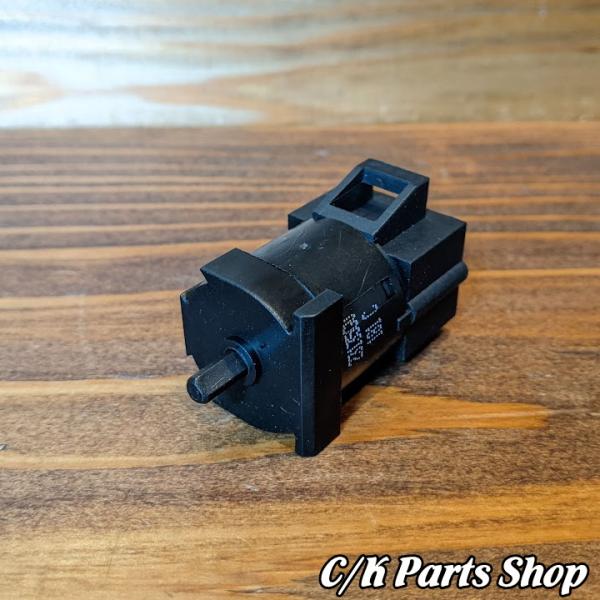 STANDARDのブロアファンスイッチです。エアコンパネルのツマミの裏に付いているスイッチ単体になります。コネクター焼損のトラブルが定番です。車体側コネクターハーネスも別途販売しています。【代表適合車種】95-98年 C1500 K1500...