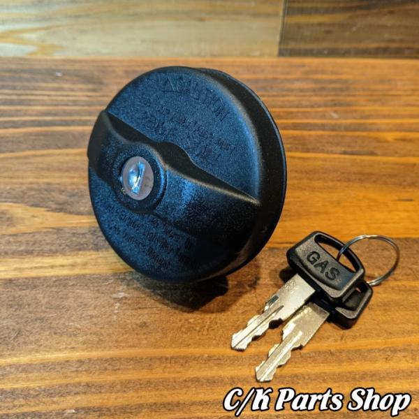 MOTORADのフューエルタンクキャップ（鍵付き）です。79-87年 C10 K10 C20 K20 C30 K3079-91年 K5ブレイザー サバーバン88-98年 C1500 K1500 C2500 K2500 C3500 K3500...
