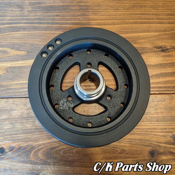 ATP製のハーモニックバランサーです。純正交換、ノーマルタイプです。【代表適合車種】96-98年 C1500 K1500 C2500 K2500 C3500 K3500 5.7L96-99年 サバーバン 5.7L96-99年 タホ ユーコン...