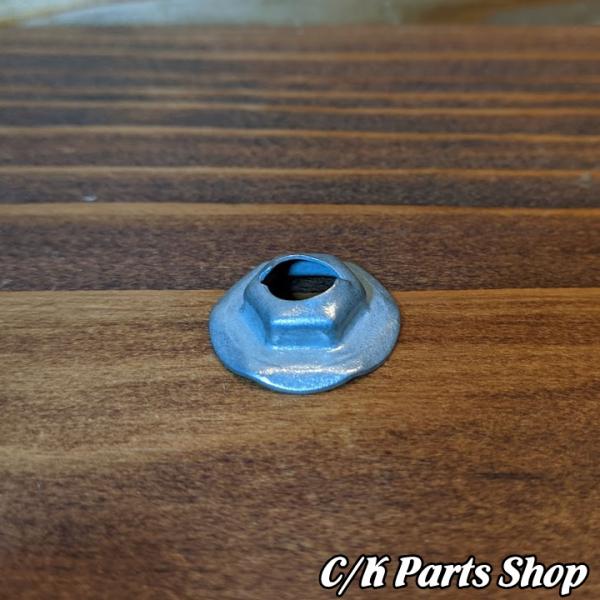 社外品のコーナーマーカーナットです。88-98年 C1500 K1500 C2500 K2500 C3500 K350092-99年 サバーバン ブレイザー タホ ユーコン★コーナーマーカー以外にもグリルエンブレムの固定などにも使用されてい...