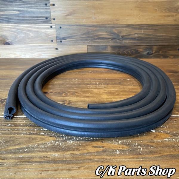 社外メーカーのウェザーストリップ、テールゲート全周です。リアハッチタイプのテールゲートのボディ側全周部分です。雨漏り、隙間風、風切り音、ガタつきなど、ゴムの劣化が見られる場合はチェックしてみてください。【代表適合車種】92-99年 サバーバ...