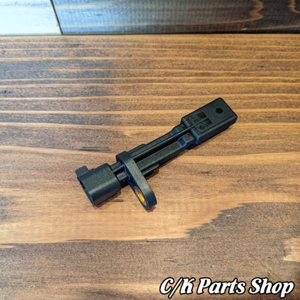 STANDARD製のABSホイールスピードセンサー（リア用）です。純正同等の品質です。左右共通、片側1個のお値段です。07-16年 JKラングラー08-12年 KKチェロキー（リバティ）07-11年 ナイトロ★記載の車種でもお車の仕様によっ...