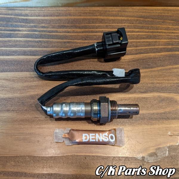 DENSO製のO2センサー（オキシゲンセンサー、ラムダセンサー）です。純正同等の品質です。エキマニやエキゾーストパイプに付いていて、1台に2〜4本使用しています。同じ車種でも使用箇所によって種類が異なりますので、事前の適合確認をおすすめしま...