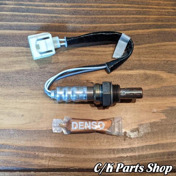 DENSO製のO2センサー（オキシゲンセンサー、ラムダセンサー）です。純正同等の品質です。エキマニやエキゾーストパイプに付いていて、1台に2〜4本使用しています。同じ車種でも使用箇所によって種類が異なりますので、事前の適合確認をおすすめしま...